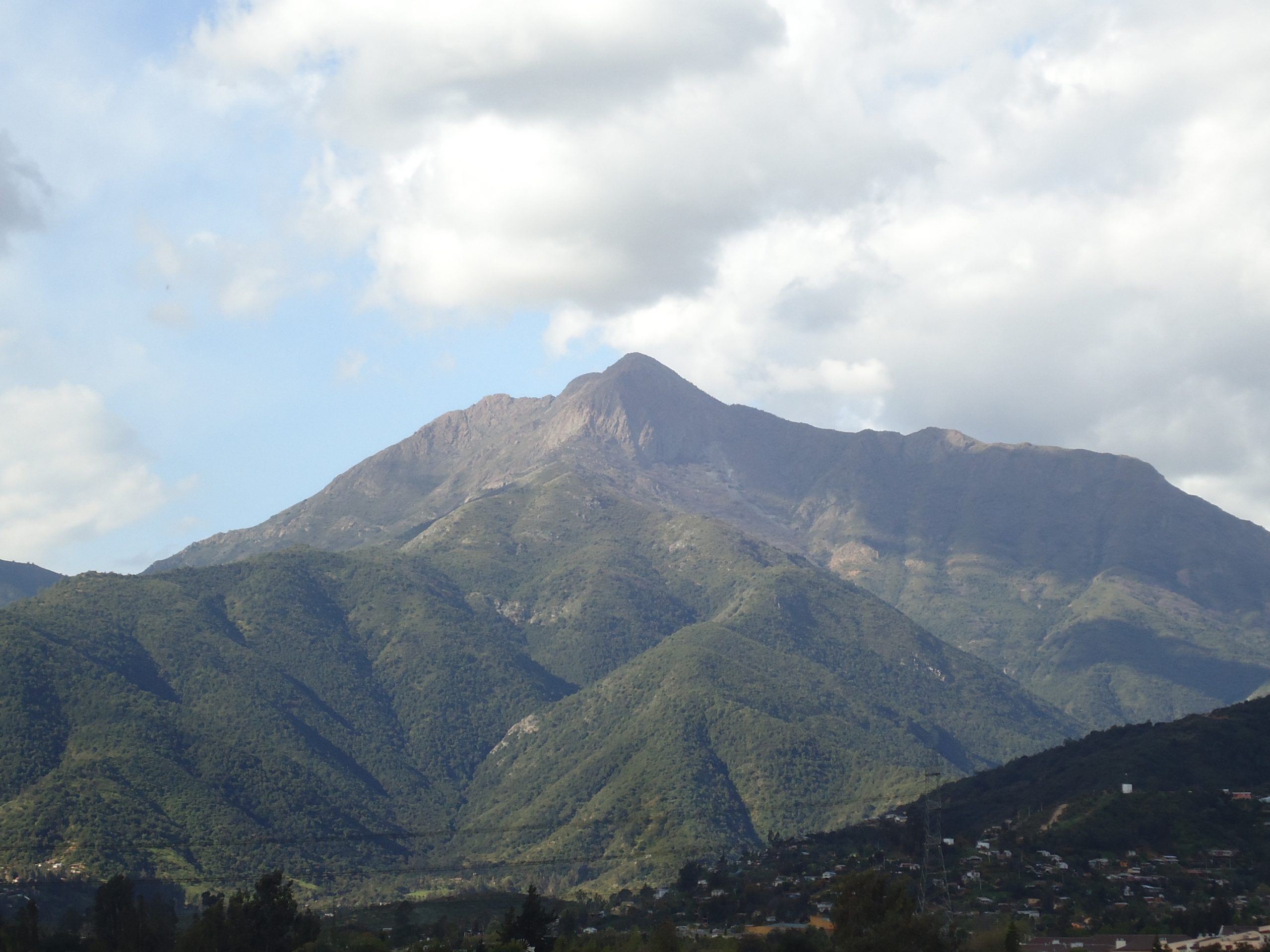 Realizan mejoras en el sendero a la cumbre del cerro La Campana ...